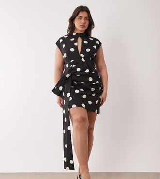 Asos Curve - Robe courte &agrave; pois avec noeud oversize et d&eacute;tail drap&eacute; - Noir-Multicolore