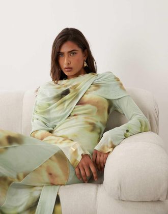 Asos Robe longue en tulle &agrave; imprim&eacute; fleurs flou avec encolure drap&eacute;e effet superpos&eacute; - Vert-Multicolore