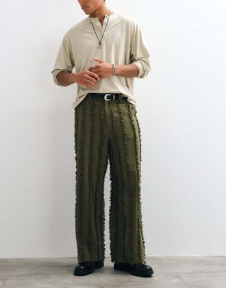 Reclaimed Vintage &eacute;dition limit&eacute;e ensemble coordonn&eacute; pantalon de costume oversize vert olive avec finitions effiloch&eacute;es