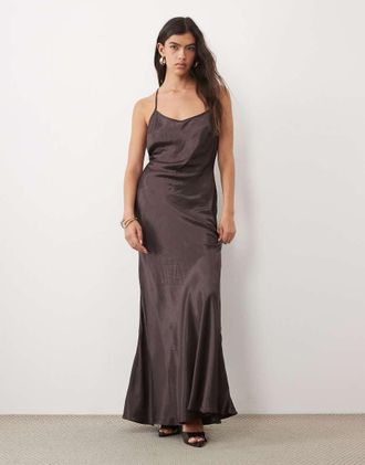 Asos Satin-T-Bar-Maxikleid mit offenem R&uuml;cken in Schokobraun