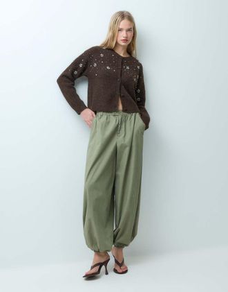 Miss Selfridge gilet orn&eacute; boutonn&eacute; devant avec d&eacute;tail de poches couleur chocolat-Noir