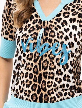 Passioni T-Shirt mit Leopardenprint und T&uuml;rkisem Saum Sommer Shirt mit Leopardenmuster und V-Ausschnitt
