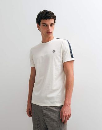 Fred Perry Ringer-T-Shirt in Ecru mit farblich abgesetztem Zierband-Wei&szlig;