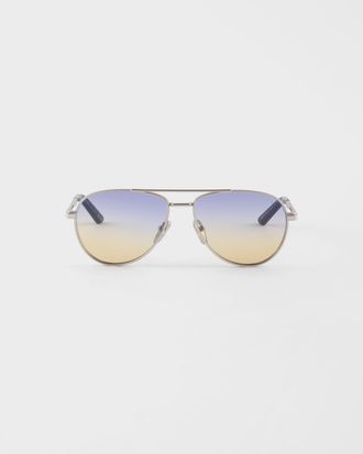 Prada Sonnenbrille mit der ikonischen Metallplakette