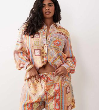 Never Fully Dressed Plus Short en tissu satin&eacute; &agrave; imprim&eacute; abstrait-multicolore