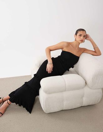 Gina Tricot Gina Tricot - Gestuftes, tr&auml;gerloses Maxikleid in Schwarz mit R&uuml;schen