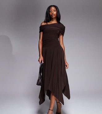 KAIIA Exclusive - Anschmiegsames, doppellagiges Maxikleid in Schokobraun mit asymmetrisch drapiertem Design, tiefer Taille und Zipfelsaum-Brown