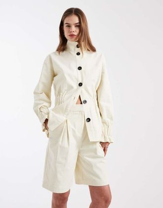 4th & Reckless Elegante Longline-Shorts aus Baumwolle in Cremewei&szlig; mit auff&auml;lligem Bundfalten, Kombiteil