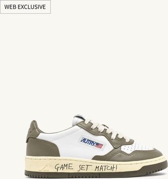 Autry BASKETS MEDALIST LOW EN CUIR BLANC ET COVERT GREEN AVEC LETTRAGE