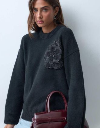 Asos lang&auml;rmliger Pullover mit Blumenstickerei-Detail in Schwarz