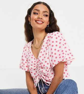River Island Petite Crop top à pois froncé sur le devant - Rose