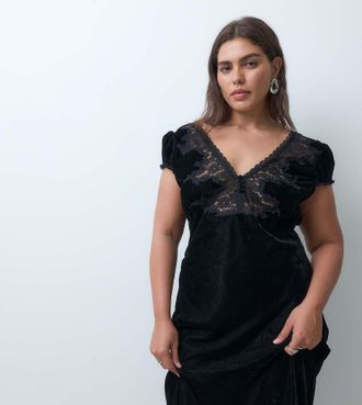 Asos Curve ASOS DESIGN Curve Maxikleid aus Samt mit Spitze in Schwarz