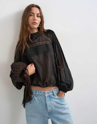 Topshop Blouse fronc&eacute;e sur les c&ocirc;t&eacute;s avec bords en dentelle - Noir