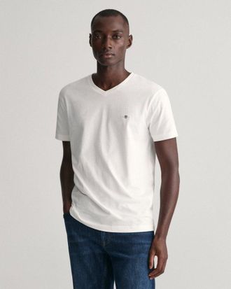 GANT T-Shirt SLIM SHIELD V-NECK T-SHIRT mit einer kleinen Logostickerei auf der Brust