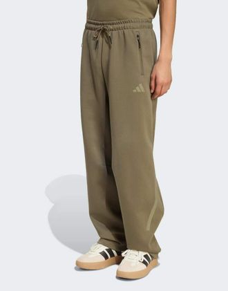adidas Adidas z.n.e. Hose mit offenem Saum in Olive Strata-Gr&uuml;n