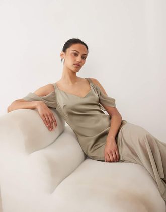 Pretty Lavish Robe longue transparente &agrave; &eacute;paules nues et ourlet tombant - Taupe-Marron