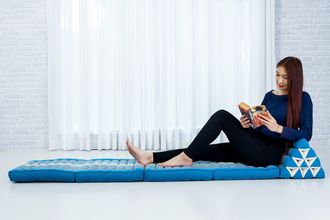 Leewadee Bequeme Japanische Bodenmatratze - Thai Bodenliege mit Dreieckskissen - Futon Klappmatte - Thai Massagematte, XL Extra Lang, 225 x 50 cm, Hellblau