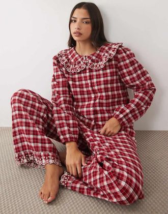 Nobody's Child blouse de pyjama &agrave; col volant&eacute; et bordure brod&eacute;e, ensemble 2 pi&egrave;ces, en vichy rouge bross&eacute;