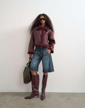 Topshop kurze Jacke aus Lammfellimitat in Burgunderrot