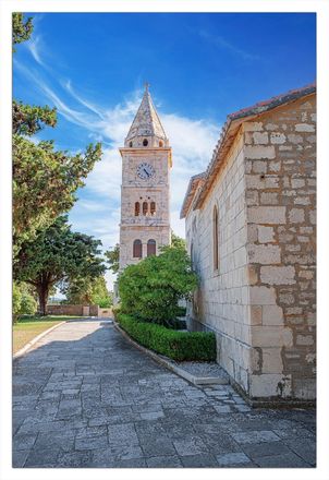 Wallario selbstklebendes Poster - Stille am Kirchturm, Aufkleber in Premiumqualit&auml;t, Klebefolie Gr&ouml;&szlig;e: 61 x 91,5 cm (Maxiposter)