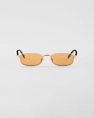 Prada Sonnenbrille mit der ikonischen Plakette aus Metall