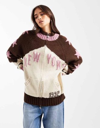 Daisy Street Jacke aus Strick in Braun und Rosa mit Rei&szlig;verschluss und New York-Grafik-Bunt