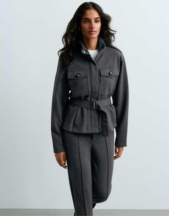 Oysho veste courte en coton piqu&eacute; avec ceinture gris fonc&eacute;