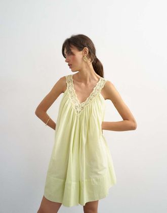 Topshop Robe courte trap&egrave;ze en coton et dentelle &agrave; d&eacute;collet&eacute; plongeant en V - Citron vert d&eacute;lav&eacute;
