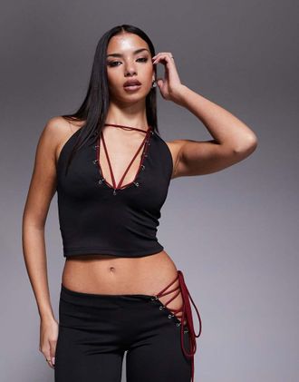 I.AM.GIA Onyx - Crop top densemble dos nu avec oeillets et liens contrastants - Noir et rouge
