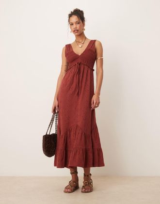 Asos Robe longue sans manches avec encolure décolletée et volants étagés en broderie anglaise - Rouge-Pas de couleur