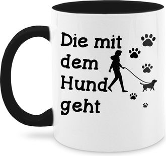 Shirtracer Tasse Tassen 325ml - Statement - Die mit dem Hund geht I Geschenk Hundebesitzerin - 325 ml - Schwarz - kaffetassen sprüche statements hunde teetasse s