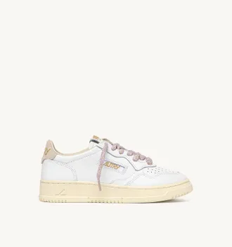 Autry BASKETS MEDALIST LOW EN CUIR BLANC ET DETAIL EN LURX ORCHID