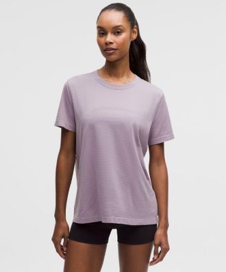 lululemon Swiftly Relaxed Kurzarmshirt e Passform f&uuml;r Frauen - Gr&ouml;&szlig;e 10 in Lotus Lavender