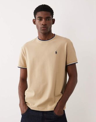 Polo Ralph Lauren T-shirt coupe classique en tulle piqu&eacute; avec logo embl&eacute;matique et col &agrave; liser&eacute; - Beige-Neutre