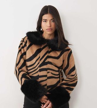 KAIIA exclusivit&eacute; veste &agrave; bordure en faux-fur contrastante &agrave; imprim&eacute; z&egrave;bre beige-Multi