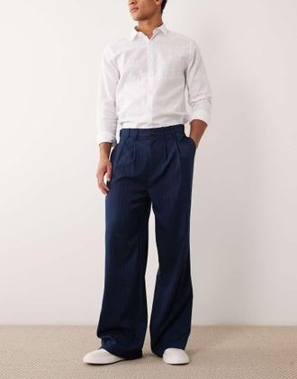 Cotton On Pantalon ultra baggy &agrave; pinces et fines rayures - Bleu marine