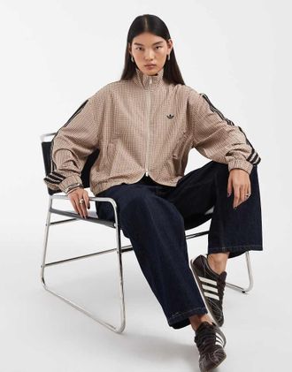 adidas Originals haut de surv&ecirc;tement &agrave; carreaux marron clair