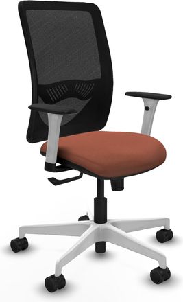 Piqueras y Crespo Brauner Schreibtischstuhl Zulema mit wei&szlig;en und schwarzen Armlehnen, h&ouml;henverstellbare Lendenwirbelst&uuml;tze, ausgestattet mit Sincro 3 Positionen und Sc