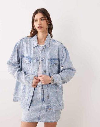 Miss Selfridge Veste en jean densemble &agrave; d&eacute;tails fleuris - Bleu d&eacute;lav&eacute;