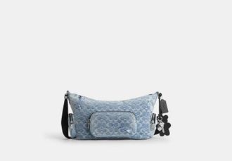 Coach Finn Umh&auml;ngetasche Mit F&auml;chern Aus Loved-Signature-Denim Und Anh&auml;ngern