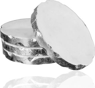 Nikita by Niki Wei&szlig; mit grauem Marmor-Untersetzer-Set, 4 St&uuml;ck, Untersetzer mit metallischem Blattrand, neutrale runde Getr&auml;nkeuntersetzer f&uuml;r Wohnzimmer oder K&uuml;che 