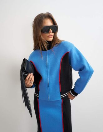 Topshop veste en maille coordonn&eacute;e avec &eacute;paules rembourr&eacute;es et d&eacute;tails de couture bleue