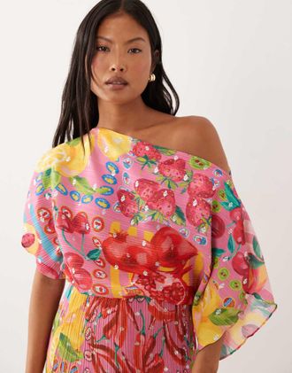 Never Fully Dressed Petite - Tilly - Robe courte pliss&eacute;e &agrave; &eacute;paules d&eacute;nud&eacute;es avec imprim&eacute; fruit - Rose