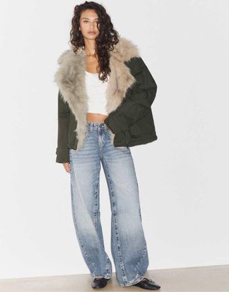 Stradivarius veste oversize matelass&eacute;e effet daim avec col en faux-fur kaki-Vert