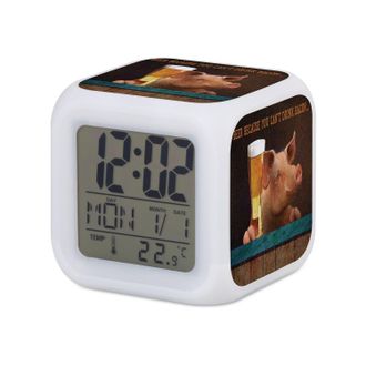 Fabulous Wecker, Würfel, beleuchtet, Weiß - Bier Weil man Bacon nicht trinken kann - 7,8 x 7,8 x 7,8 cm - Retro-Beleuchtung, mehrfarbig, LED