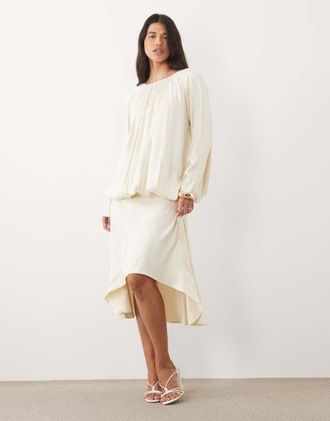 Asos Satin-Kleid mit tiefer Taille und langen &Auml;rmeln in Ecru-Wei&szlig;