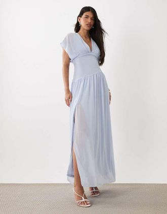 Tfnc Chiffon-Maxikleid in Puderblau mit V-Ausschnitt vorne und hinten sowie asymmetrischer, tiefer Taille