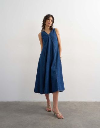 Topshop Maxi-Jeanskleid in kr&auml;ftigem Blau mit V-Ausschnitt und Ziern&auml;hten