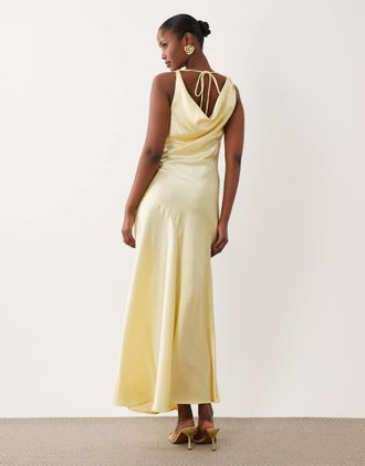 Vila Robe longue en satin &agrave; col b&eacute;nitier et encolure am&eacute;ricaine - Jaune pastel