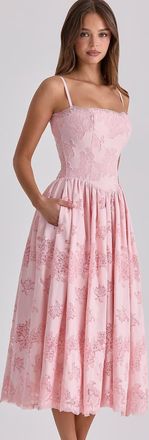 House of CB Chloe - Robe d&eacute;t&eacute; mi-longue en coton et dentelle &agrave; broderie anglaise - Rose